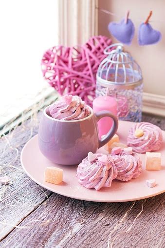 머랭과 마시멜로를 곁들인 커피 한 잔 접시에 터키의 즐거움 하트 일루미네이션 0명에 대한 스톡 사진 및 기타 이미지 0명 2월 겨울 Istock