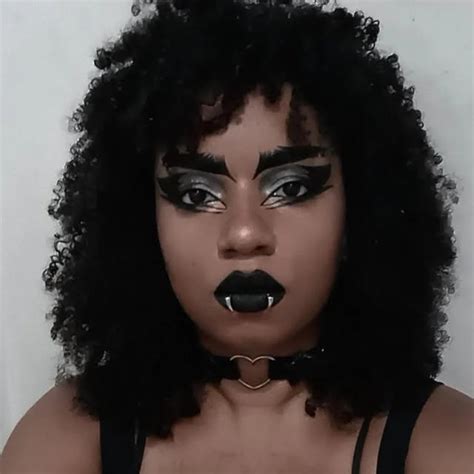 Quézia Cristina Neon Noir Zeeh • Threads Say More