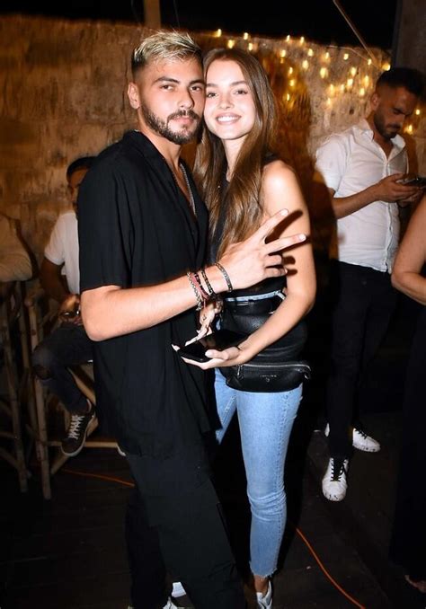 בנשיקה לוהטת אלה לי להב חוגגת יום הולדת עם החברה