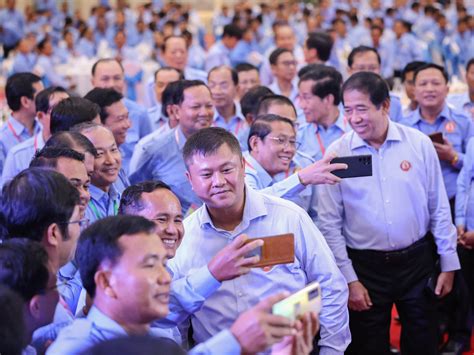 ឯកឧត្តម ហ៊ុន ម៉ានិត ទទួលទានអាហារសាមគ្គីជាមួយក្រុមការងារយុវជនបក្សប្រជាជនកម្ពុជា បញ្ញវន្តក្មេងវត្ត