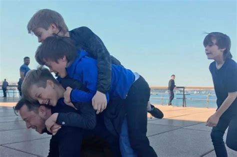 چیزی نیست ، بچه های ایلان ماسک هستند در حال بازی با باباشون