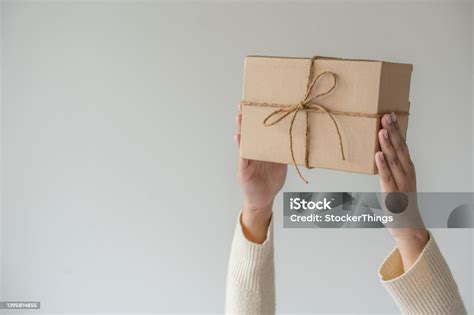 리본 활이 달린 선물 상자를 들고있는 여자 손 선물을주는 미니멀리스트 개념 갈색에 대한 스톡 사진 및 기타 이미지 갈색 공예 공휴일 Istock