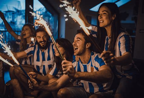 쾌활 한 축구 팬 들 집에서 횃불을 굽기로 그들의 팀의 승리를 축 하 World Sports Event에 대한 스톡 사진 및 기타 이미지 World Sports