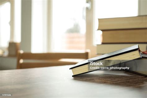 사무실에서 집에서 책이나 교과서를 여는 교육 학습 개념 독서 책상에 문학 텍스트 학술 아카이브 더미 학교 공부 교실 배경 인테리어의 책장 통로 0명에 대한 스톡 사진 및