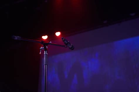 눈에 띄는 스크린을 배경으로 어둠 속에서 밝은 스포트라이트를 받는 전문 무대 마이크 고화질 사진 0명에 대한 스톡 사진 및 기타 이미지 Istock