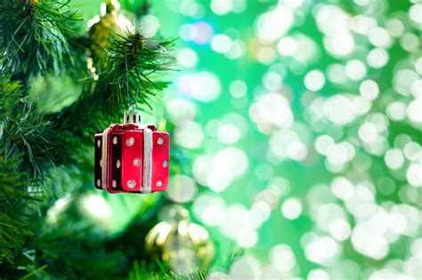 크리스마스 장식 장난감 빨간 선물 상자 크리스마스 트리의 가지에 매달려 엽서에 대한 반짝이는 휴일 배경 복사 공간 디자인 0명에