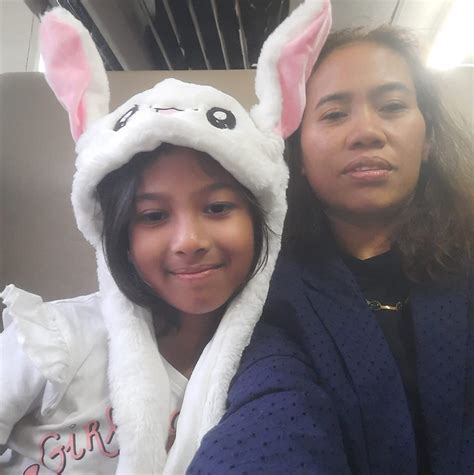 නව කතා පිනින්ද්‍යා 🌸 පාර පුරා ලෙල දෙන සුදු කොඩිවැල් දිහාවෙම ඇස් රන්ඳන් ආපු මම ගේට්ටුවට මදක්