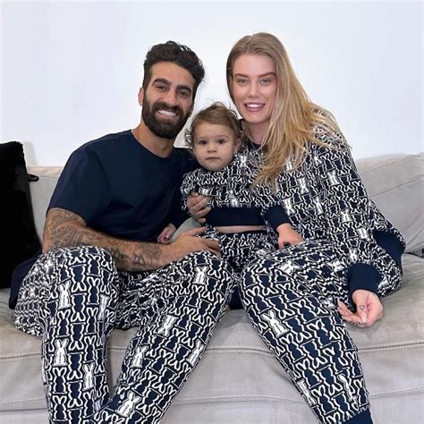 دیزی خوردن تیک تاکر معروف استرالیایی