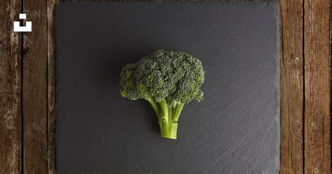검은 표면에 녹색 브로콜리 사진 Unsplash의 무료 야채 이미지