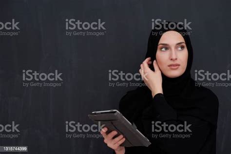 전통적인 옷을 입은 젊은 아랍 사업가 또는 태블릿 컴퓨터를 들고 있는 아바야 검은색에 대한 스톡 사진 및 기타 이미지 검은색