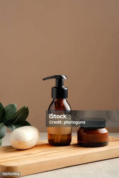 나무 보드에 녹색 잎이있는 유기농 천연 화장품 호박색 유리 디스펜서 병 바디 크림 항아리 수제 비누 욕실 Spa 미용 제품 포장 디자인 병에 대한 스톡 사진 및 기타 이미지