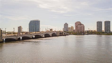 2021년 3월 봄 방학 동안 다운타운 웨스트 팜 비치 플로리다 인렛 워터프론트의 항공 보기 0명에 대한 스톡 사진 및 기타 이미지 Istock