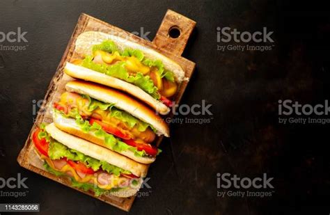 당신의 텍스트에 대 한 복사 공간을 가진 돌 배경에 맛 있는 핫도그 0명에 대한 스톡 사진 및 기타 이미지 0명 겨자 고기 Istock