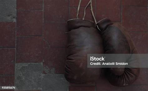 오래 된도 기 타일의 배경에 대해 빈티지 권투 장갑의 쌍입니다 뒷면 0명에 대한 스톡 사진 및 기타 이미지 0명 가죽 갈색 Istock