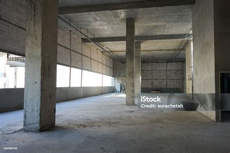 천장에 기둥과 튜브가있는 대형 건물의 건설 로프트와 원시 벽돌 옥상에서 로프트 아파트에 대한 스톡 사진 및 기타 이미지 로프트 아파트 창고 실내 Istock