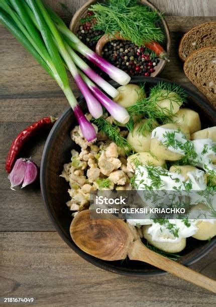 고기와 사워 크림을 곁들인 전통적인 우크라이나 폴타바 만두 가루로 빻은에 대한 스톡 사진 및 기타 이미지 가루로 빻은 갈색 건강한 식생활 Istock