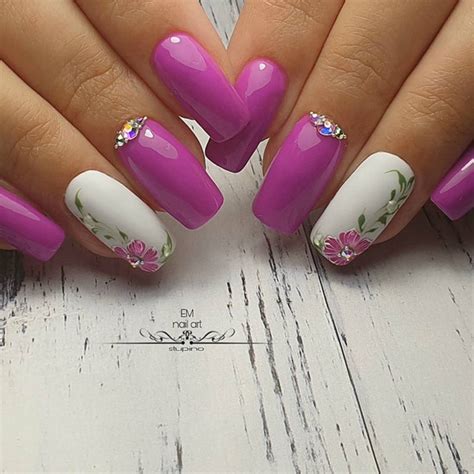 Лилави нокти За Жената