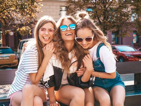 최신 유행 여름 옷을 입고 세 젊은 아름 다운 웃는 Hipster 여자의 초상화 길거리에서 포즈 섹시 평온한 여자 긍정적 인 모델 선글라스에 재미입니다 무료 사진