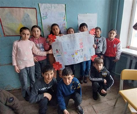 „დედა არის სიყვარული სიცოცხლე და ერთგულება“ ბეჟანოს საჯარო სკოლის მოსწავლეებმა დედის დღე