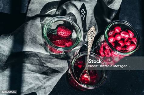 요구르트 신선한 무화과 냉동된 딸기와 건강 한 아침 식사 그릇 0명에 대한 스톡 사진 및 기타 이미지 0명 개념 건강한 생활방식 Istock