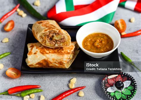 쇠고기 감자 튀김 및 치즈를 곁들인 멕시코 부리 토와 소스 보라 차 제공 0명에 대한 스톡 사진 및 기타 이미지 0명 감자 요리 검은색 Istock