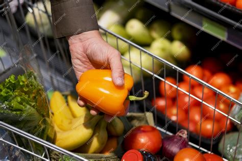 Persona Comprando Con Mascarilla Foto Gratis