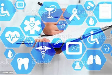 병원 배경에 청진기와 가상 터치 스크린과 의사에 의료 네트워크 연결 기술 및 의학 개념 건강관리와 의술에 대한 스톡 사진 및 기타 이미지 건강관리와 의술 검사 보기