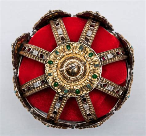 გვირგვინების განსაკუთრებული კოლექცია ხელოვნების სასახლიდან • Artinfo Ge