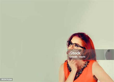 세로 생각 하 고 격리 된 회색 벽 배경 복사 공간을 찾고 행복 한 아름 다운 젊은 여자의 닫습니다 인간의 얼굴 표정 감정 감정 신체 언어 태도 인식 개념에 대한 스톡 사진