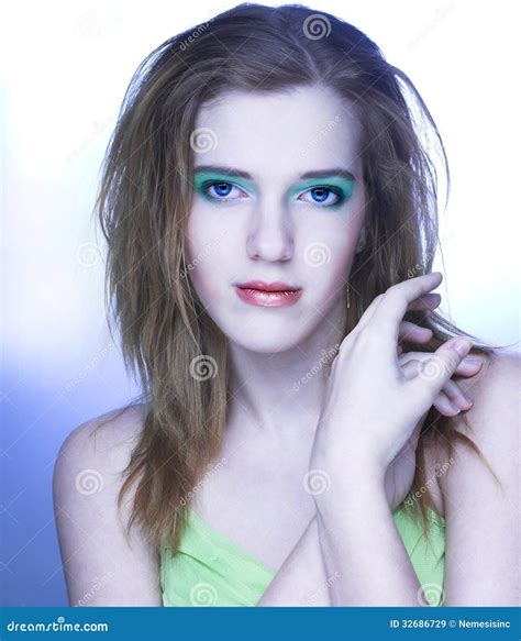 Chica Joven Imagen De Archivo Imagen De Lifestyle Salud 32686729