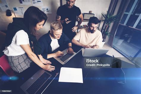 직장에서 동료 팀입니다 트렌디한 캐주얼에 젊은 사업 사람들의 그룹 착용 창조적인 사무실에서 함께 일 팀워크에 대한 스톡 사진 및