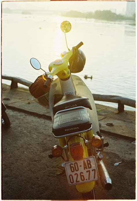 강가 강변 교통 노란색 스쿠터 노란색 차량 도시 풍경 배경 레트로 차량 모터바이크 모터사이클 모험 반사