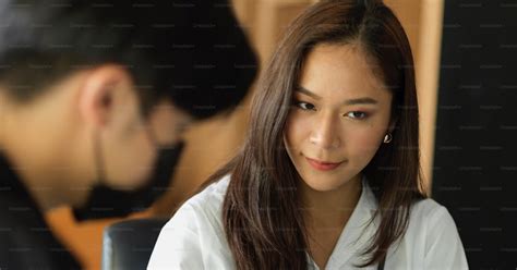 진지한 청년 환자는 자신의 진단에 대해 여성 의사와 상담합니다 의사는 환자에게 의료 정보와 환자의 진단을 설명합니다 사진 Unsplash의 의사 이미지