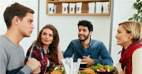 카페의 테이블에서 함께 저녁을 먹는 사람들 식당에서 음식을 먹는 행복한 친구들 고해상도 사진 Unsplash의 사람 이미지