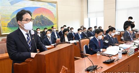 업무보고하는 공정거래위원장