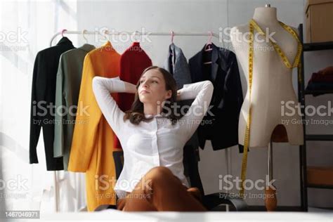 디자인 스튜디오 인테리어에서 일하는 아름다운 젊은 전문 스타일리스트 패션 디자이너 컨셉 20 29세에 대한 스톡 사진 및 기타