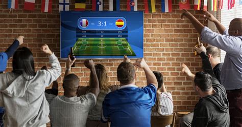 바에서 함께 스포츠를 응원하는 친구들 이 그래픽은 자체 3d 일반 디자인에서 파생되었습니다 그들은 저작권 디자인을 침해하지 않습니다 사진 Unsplash의