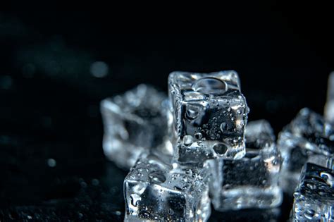 텍스트에 대한 검은 색 배경 복사 공간에 얼음 조각의 피라미드 0명에 대한 스톡 사진 및 기타 이미지 0명 결정체 고체 Istock