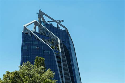 그 위에 크레인이 있는 고층 건물 사진 Unsplash의 무료 소피아 이미지