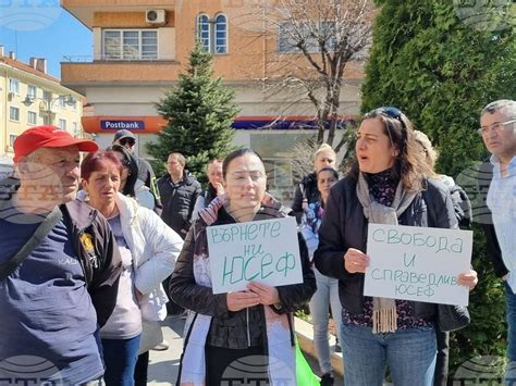 Пациенти и колеги на кинезитерапевта Юсеф Алтабиб се събраха в Сливен на мирен протест срещу