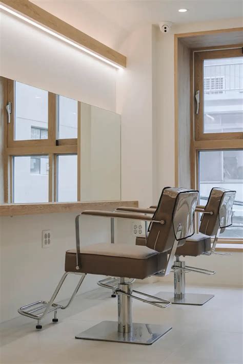 따뜻한 화이트우드톤 복층 공간을 활용한 부산 네일샵 겸 미용실 인테리어 부산 서구 토성동