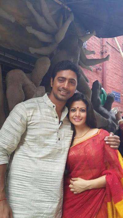Dev Koel Spotted Enjoying Sugarcane Juice In Kumortuli Bengali Movie