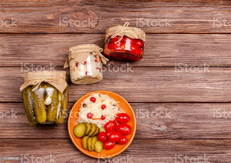 접시에 수제 발효 제품 소금에 절인 양배추 절인 토마토 절임 나무 배경 0명에 대한 스톡 사진 및 기타 이미지 0명 건강한 생활방식 건강한 식생활 Istock