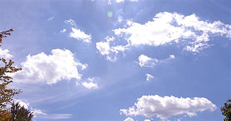 하늘에 조각구름 떠 있고