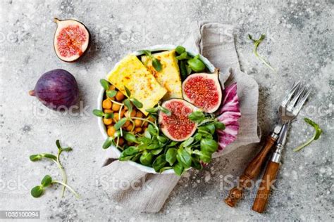 철저 한 채식주의자 Detox 부처님 그릇 제조 법 황과 구운 두 부 무화과 Chickpeas와 녹색 평면도 평면 위치 부다 보울에 대한 스톡 사진 및 기타 이미지 Istock