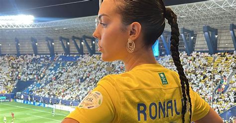 جورجينا رودريغيز تتألق بقميص نادي النصر دعما لكريستيانو في مباراته ضد