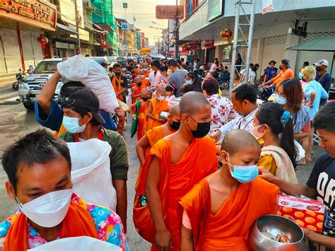 ထိုင်း မြန်မာနယ်စပ် မဲဆောက်မြို့က ဆွမ်းဆန်စိမ်းလောင်းလှူပွဲ ဓာတ်ပုံ
