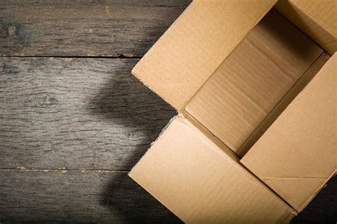 오래 된 나무 테이블의 배경에 사각 골 판지 상자를 엽니다 갈색에 대한 스톡 사진 및 기타 이미지 갈색 경관 고풍스런