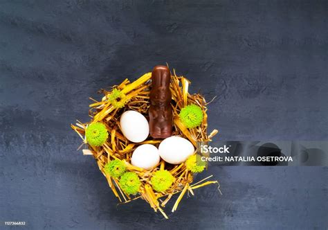 축제 부활절 배경입니다 봄 꽃 짚 텍스처에 초콜릿 토끼와 흰 계란 3월에 대한 스톡 사진 및 기타 이미지 3월 4월 공휴일 Istock