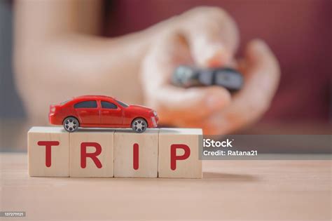 여행 관광 휴가 개념에 대한 원격 키를 들고 흐릿한 인간과 함께 나무 큐브에 빨간 미니어처 자동차 차에 대한 스톡 사진 및 기타 이미지 Istock